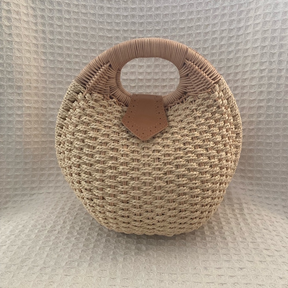 Straw/Rattan Neutral Color Clam Shape Bag - Gem